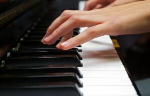How to Play the G7 Chord on the Piano (for beginners)